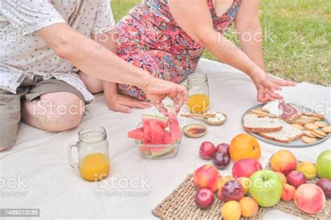 다양한 과일로 건강한 피크닉 아침 식사를 하는 알아볼 수 없는 커플 2명에 대한 스톡 사진 및 기타 이미지 2명 건강한 생활방식 건강한 식생활 Istock
