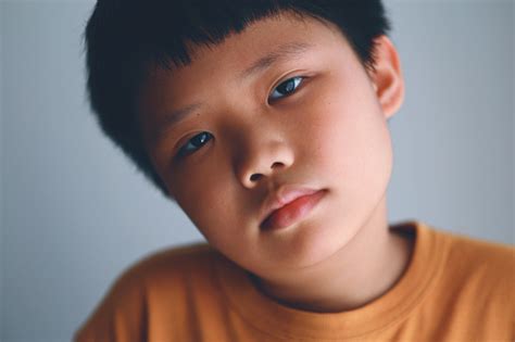 진지하고 생각에 잠긴 어린 아시아 소년이 카메라를 가까이서 보고 있다 10 11세에 대한 스톡 사진 및 기타 이미지 10 11세 가정의 방 걱정하는 Istock