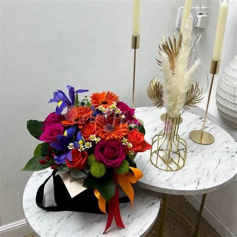 Цветы в корзине “Цветочный микс” купить в Москве с доставкой