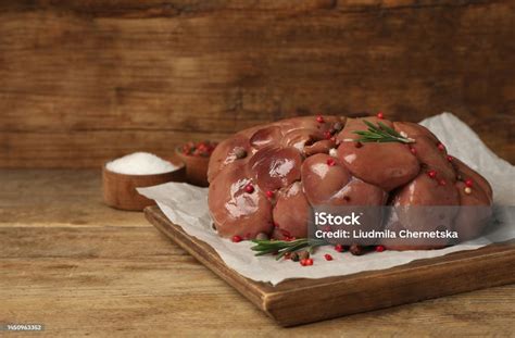 나무 테이블에 향신료와 로즈마리를 곁들인 신선한 생 신장 고기 텍스트 공간 0명에 대한 스톡 사진 및 기타 이미지 0명 건강한 생활방식 건강한 식생활 Istock