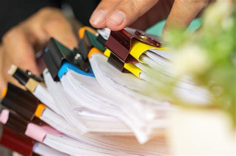 사업 정보 비즈니스 보고서 논문 검색 종이 파일 더미에서 작업을 위한 연필 들고 손 경영자에 대한 스톡 사진 및 기타 이미지 경영자 교육 금융 Istock