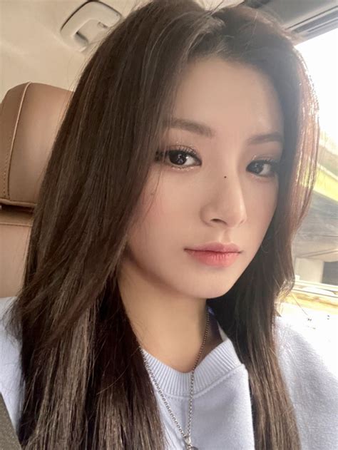 에버글로우 왕이런 촬스의 이슈와 유머