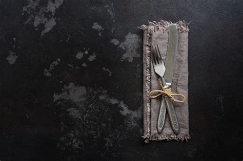 빈티지 포크 그리고 나이프 어두운 돌 소박한 배경에 보기 상위 공간을 복사 합니다 묶인에 대한 스톡 사진 및 기타 이미지 묶인 냅킨 식사 도구 Istock