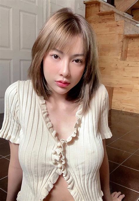 โชว์ความเซ็กซี่ ฟางโกะ นางแบบสาวอกสะบึ้ม ทรงดาราเอวี