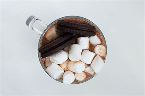 마시멜로와 쿠키를 곁들인 클로즈업 핫 초콜릿 겨울과 가을 시간 흰색 배경에 크리스마스 음료입니다 복사 공간 상위 뷰 0명에 대한 스톡 사진 및 기타 이미지 Istock