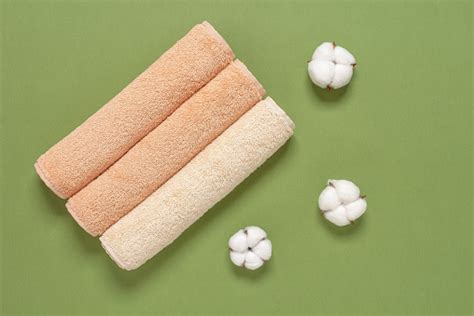 테리 타월은 녹색 올리브 종이 배경에 면꽃과 함께 롤 상단 보기 플랫 레이 수건에 대한 스톡 사진 및 기타 이미지 수건 구 스파 온천 Istock