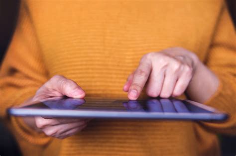 디지털 태블릿 전면 보기 매체 총을 사용 하 여 여자의 근접 촬영 개념에 대한 스톡 사진 및 기타 이미지 개념 깨끗한 단일 이미지 Istock