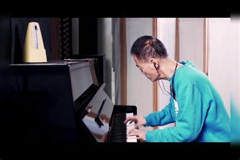 《爱江山更爱美人》（即兴演奏：大叔钢琴）《爱江山更爱美人》由小虫作词作曲，李丽芬演唱，发行于1994年。这首歌是小虫根据李丽芬的声线，量身打造