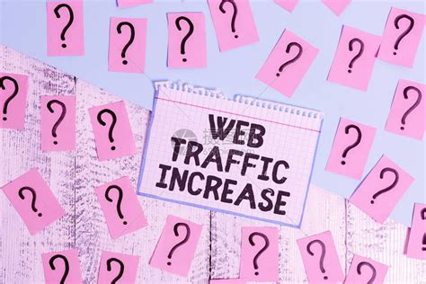 显示web流量增加的书写笔记将访问者扩展到网站的商业概念大量访问木桌上有厚纸板高清图片下载 正版图片503741944 摄图网