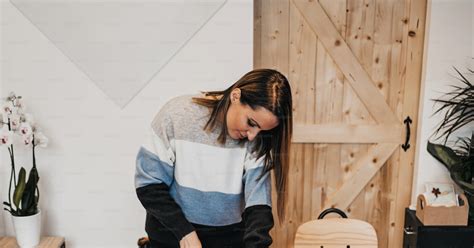 그녀의 스튜디오 또는 작업장에서 작업하는 종이 예술 디자이너이자 예술가 사진 Unsplash의 실내 이미지