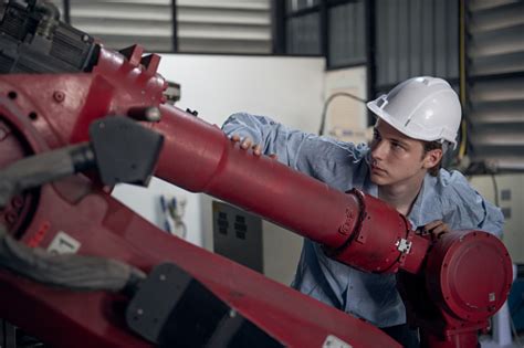 로봇 팔과 산업 공장에서 기계를 운영하는 엔지니어 수리 유지 보수 전자 작동을 위한 기술자 작업자 확인 Stem 주제에 대한 스톡 사진 및 기타 이미지 Istock