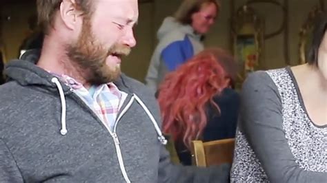 탁자에 뭔가를 내미는 사람들 가득 모인 사람들이 결국 이 남자를 울립니다 Youtube