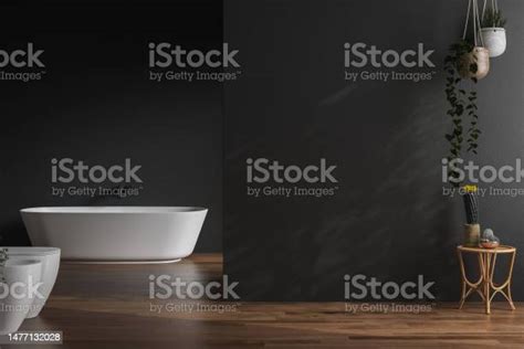 현대적인 욕실 욕조 화장실 비데 쪽모이 세공 마루 바닥 창문에서 바라보는 도시 전망에 욕실 캐비닛 모형을 위한 빈 검은색 벽