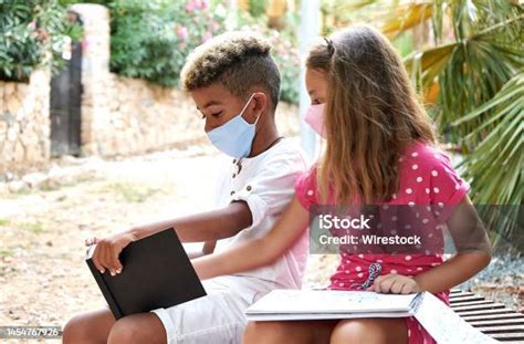 야외에서 서로 그림을 보여주는 아이들 우정과 인종 평등 개념 2명에 대한 스톡 사진 및 기타 이미지 2명 교육 다양성 Istock