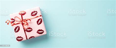 발렌타인 데이 개념입니다 복사 공간이 있는 격리된 파스텔 블루 배경에 키스 입술 패턴이 있는 포장지에 있는 선물 상자의 상위 뷰 사진 0명에 대한 스톡 사진 및 기타 이미지