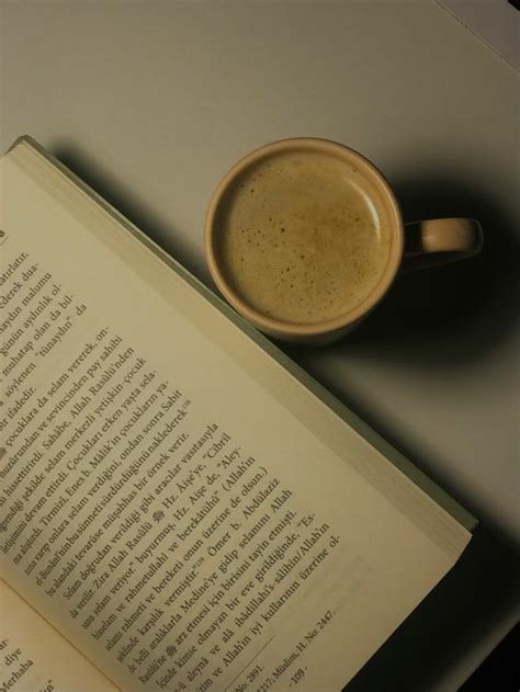 S 거리는 소리 갈색 고요한 고요함 공부하다 단순한 독서하는 따뜻한 음료 따뜻함 라이프스타일 만족 머그 묵상 문학 문학적 탈출 문호 미니멀리스트