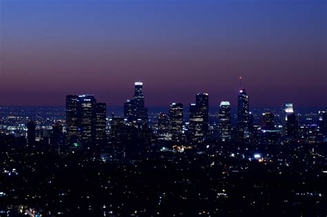 생생한 일출에 대한 아름답게 조명 된 로스 앤젤레스 고층 빌딩의 극적인 공중 보기 고층 건물에 대한 스톡 사진 및 기타 이미지 고층 건물 로스앤젤레스 시 새벽