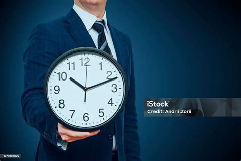 사업가 손에 시계 손에 시계를 가진 사업가 시간 개념에 시계와 사업가 경영자에 대한 스톡 사진 및 기타 이미지 경영자 개념 개념과 주제 Istock