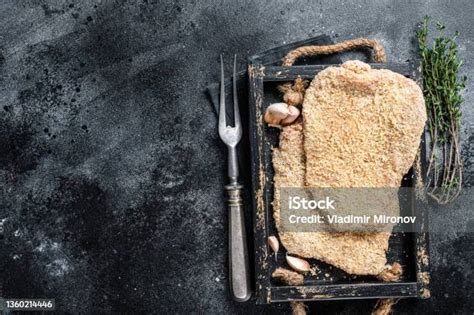 수제 독일 어 비너 로우 슈니첼나무 트레이 검은 색 배경 맨 위 보기입니다 복사 공간 검은색에 대한 스톡 사진 및 기타 이미지 검은색 고기 날것 Istock