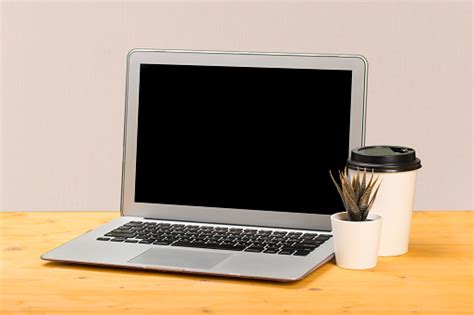 공동 작업 공간에서 나무 테이블에 커피와 모형 빈 노트북 화면 컴퓨터에 대한 스톡 사진 및 기타 이미지 컴퓨터 0명 공란