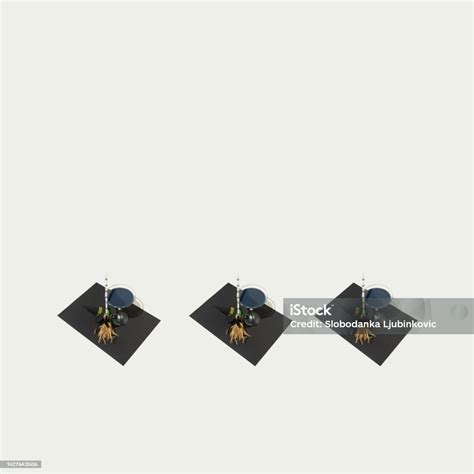 마녀의 모자 할로윈을위한 마녀의 빗자루 마티니 유리에 검은 색 액체 흰색 배경에 패턴 최소한의 휴일 축하 공포 개념 가을에 대한 스톡 사진 및 기타 이미지 Istock