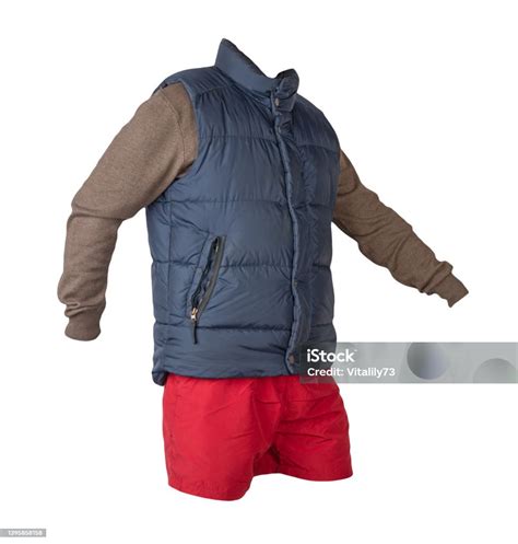 흰색 배경에 고립 된 파란색 민소매 재킷 스웨터 및 스포츠 반바지 매일 옷을 입는다 0명에 대한 스톡 사진 및 기타 이미지 0명 Central London 겨울
