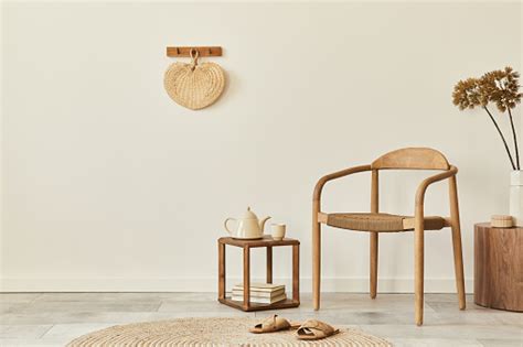 디자인 나무 의자 둥근 카펫 꽃병 대변 슬리퍼 장식 및 우아한 개인 액세서리에 말린 꽃과 거실 인테리어의 중립적 인 개념 템플릿