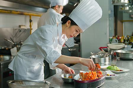 后厨内的专业厨师烹饪美味佳肴高清图片下载 正版图片507636338 摄图网