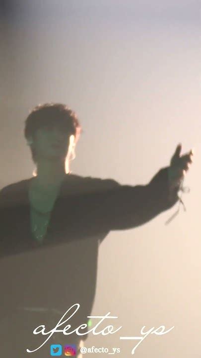 팔랑팔랑 이라는 표현이 딱 어울릴만큼 귀엽잖아😆💚 떨어진 풍선 주워다가 팬들 주는것도 귀여울일이냐구 역광이어도 귀여움은 보인다구요🫠 허영생 귀여워 Youtube