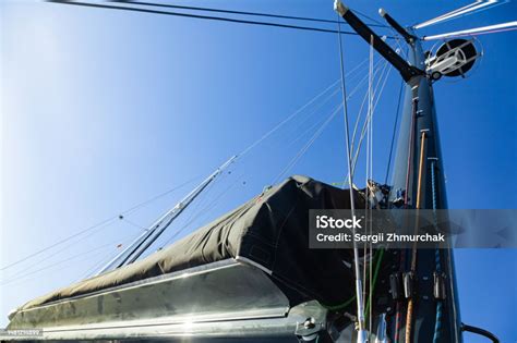 레이더 돛단배 및 접힌 돛이 있는 항해 요트의 돛대는 아래에서 하늘을 배경으로 보입니다 0명에 대한 스톡 사진 및 기타 이미지 0명 Regatta 교통수단 Istock