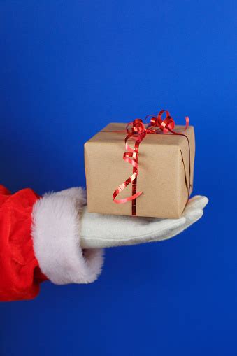 파란색 배경에 선물 상자를 들고 흰색 장갑에 산타 클로스 12월에 대한 스톡 사진 및 기타 이미지 12월 겨울 계절 Istock