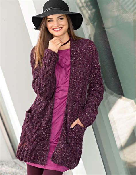 Бордовый кардиган с узором из «кос Модели Женские свитера Схема вязания свитера