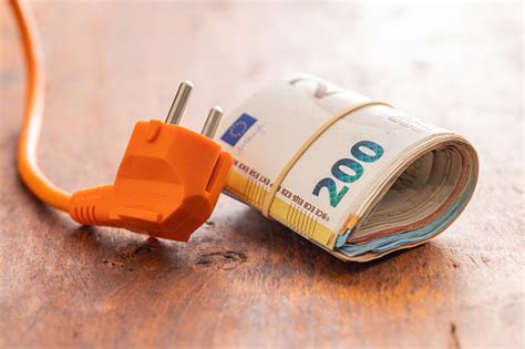 나무 테이블에 전기 플러그와 유로 돈 전기 가격 상승의 개념 가격에 대한 스톡 사진 및 기타 이미지 가격 개념 개념과 주제 Istock
