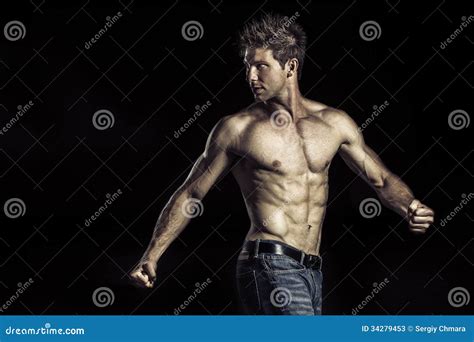 Ung Idrottsman Nen Som Visar Hans Kropp Fotografering F R Bildbyr Er Bild Av Medvetet Midja