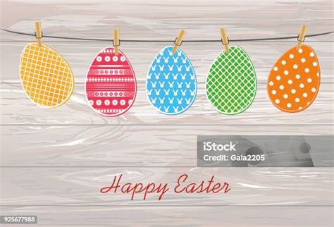 날개를 가진 다 색된 부활절 달걀 Clothespins에 밧줄 만요 축 하입니다 인사말 카드입니다 텍스트에 대 한 여유 공간입니다 나무 배경 벡터 일러스트 레이 션 4월에