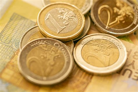 유로화 유로 배경입니다 지폐와 Coinseu 통화 묶음 유로 지폐와 유로 동전 클로즈업 돈과 금융 유럽 국가의 비용 및 수입 경제에 대한 스톡 사진 및 기타 이미지 Istock