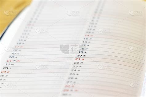 笔记本、日历和钢笔
