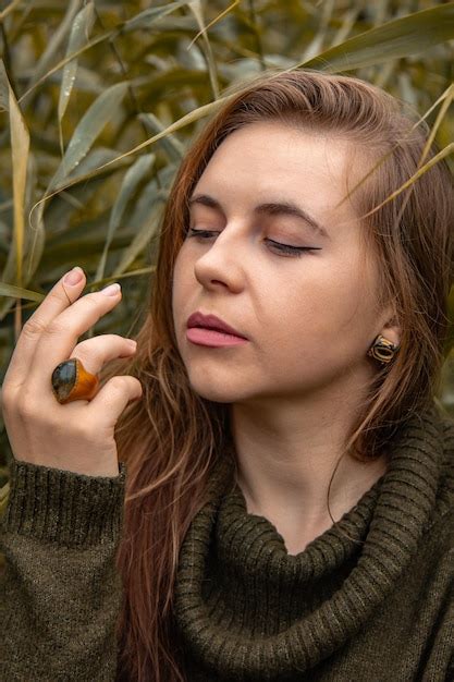 Hojas Atractivas Cerca De La Boca Femenina La Lengua De La Ni A Sostiene La Planta Cosm Ticos