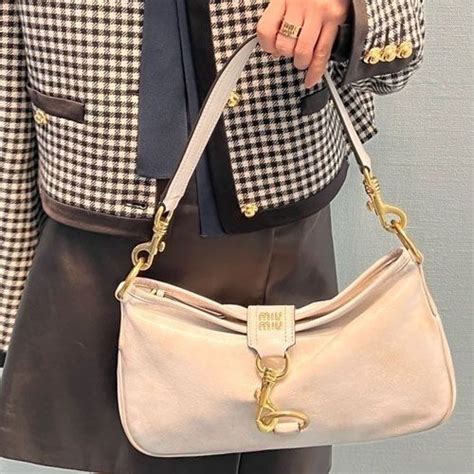 Сумка на плечо кросс боди Miu Miu купить с доставкой по выгодным ценам в интернет магазине