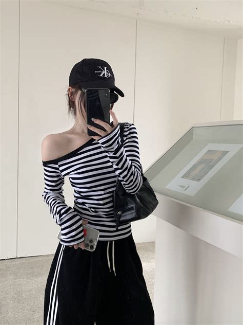 무아니 섹시 슬림핏 원숄더 긴팔 스트라이프 티셔츠 데일리룩 여친룩 여행룩 캠퍼스룩 촬영룩