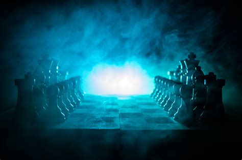 사업 아이디어와 경쟁 및 전략 아이디어 Concep 체스 보드 게임 개념 체스는 연기와 안개와 어두운 배경에 인물 비즈니스 리더십과 신뢰 개념입니다 개념에 대한 스톡 사진