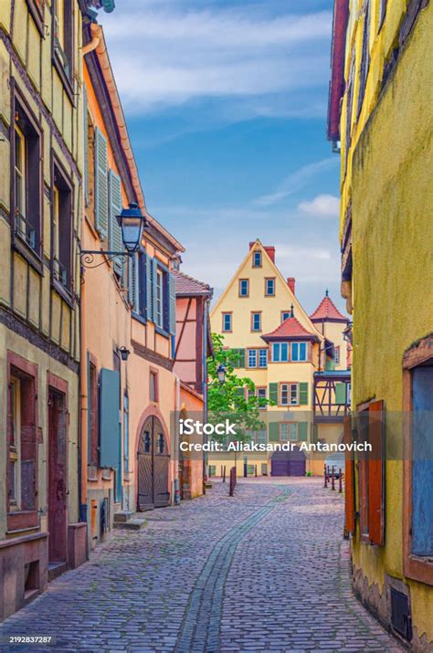 고대 좁은 거리 조약돌 도로 오래된 집 구시 가지 콜 마르 시내 역사적인 중심지 여름날 알자스 그랜드 에스트 지역 프랑스에서 화려한 벽과 반 목조 스타일의 중세 건물 0명에