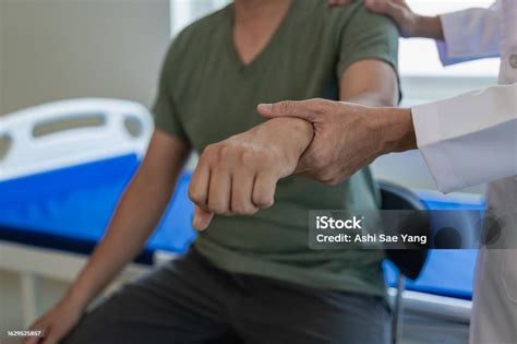 의사 물리 치료사는 재활 팔 통증 환자를 치료하고 클리닉에서 스트레칭으로 치료사를 치료하여 물리 치료를합니다 원격 사진 검사 보기에 대한 스톡 사진 및 기타 이미지 Istock