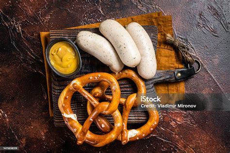 흰색 소시지와 겨자를 곁들인 전통적인 독일 프레첼 어두운 배경 위쪽 보기 0명에 대한 스톡 사진 및 기타 이미지 0명 10월 건강한 식생활 Istock