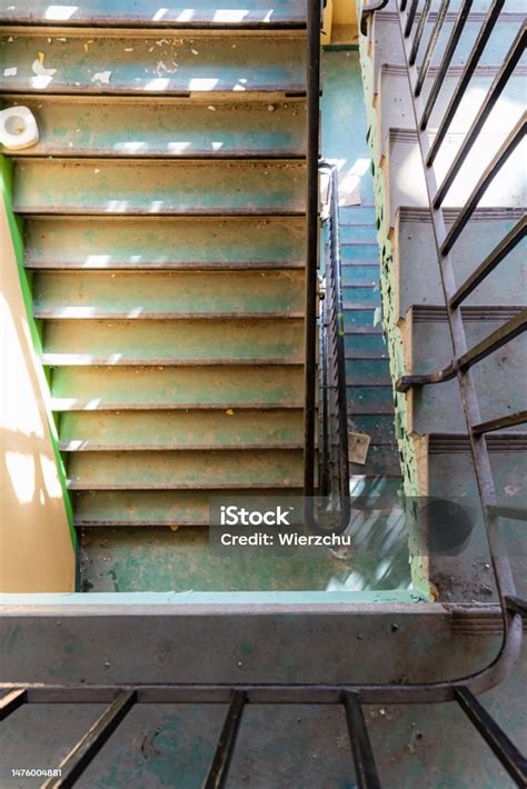 오래 된 버려진 건물에 있는 오래된 직사각형 나선형 계단의 상위 뷰 0명에 대한 스톡 사진 및 기타 이미지 0명 건축 도시 탐험 Istock