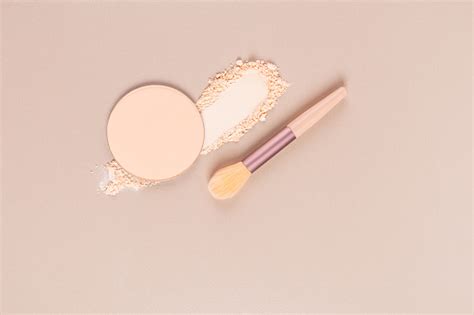 자연스러운 톤의 컴팩트한 파우더 블록이 메이크업 브러시로 파우더 질감 샘플 위에 서 있습니다 상의 View 복사 공간입니다 베이지색 배경 0명에 대한 스톡 사진 및 기타