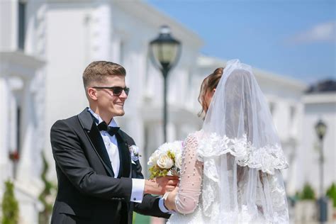 검은 색 양복 격식 있는 결혼 결혼 사진 결혼식 날 결혼식 복장 결혼식 장면 꽃 남편 낭만적인 단란함 로맨스 미소 짓는 밝은 베일 부케 사랑