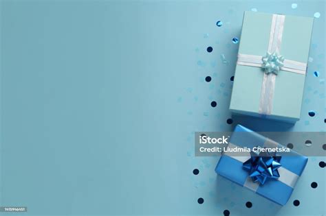선물 상자와 밝은 파란색 배경에 반짝이는 색종이 평평한 누워 있습니다 텍스트를 위한 공간 0명에 대한 스톡 사진 및 기타 이미지 Istock