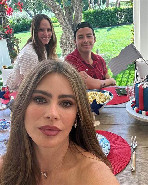 Agts Sofia Vergara Poses With Her Stunning Rarely Seen Sister Sandra And Son Manolo 31 In New
