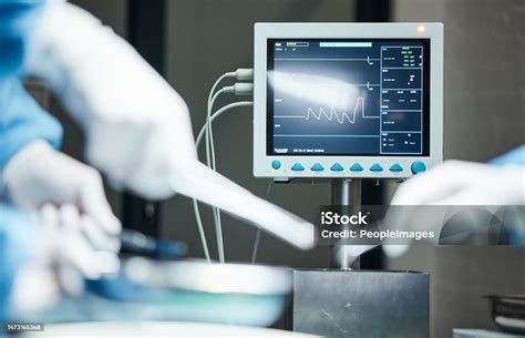 심전도 메스를 든 의사의 손 또는 수술 의료 또는 의료 지원을 위한 팀 확대 축소 모니터 또는 간호사가 병원 수술실에서 신뢰 보험 또는 외과의를 위해 극장에서 손을 뻗습니다